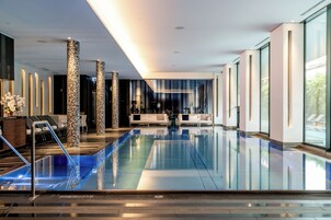 Piscina interior, piscina exterior, espreguiçadeiras 