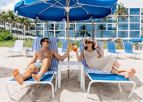 Uma praia privada, praia de areia branca, espreguiçadeiras 