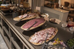 Pequeno-almoço tipo buffet diário mediante uma taxa 