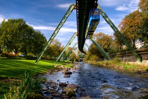 Uma ponte sobre um rio, com um trem passando por baixo.
