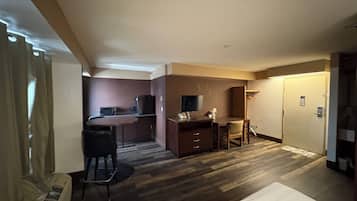 Suite, 1 cama queen-size, não fumadores (Swift Current) | Secretária, ferro/tábua de engomar, berços/camas para crianças