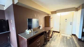 Suite, 1 cama queen-size, não fumadores (Swift Current) | Secretária, ferro/tábua de engomar, berços/camas para crianças