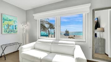 Quarto luxo, 1 cama King, de frente para o oceano | Área de estar | TV LED