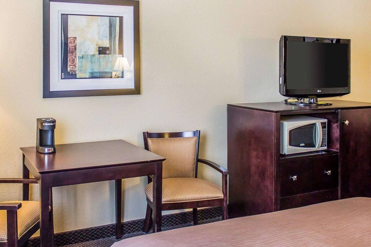 Quarto Standard, 2 camas queen-size, acessível, não fumadores | Wi-fi grátis, despertadores