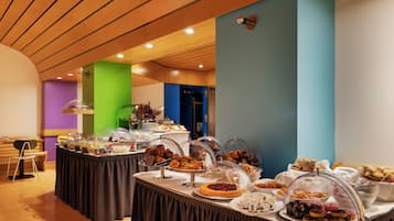 Pequeno-almoço tipo buffet diário mediante uma taxa