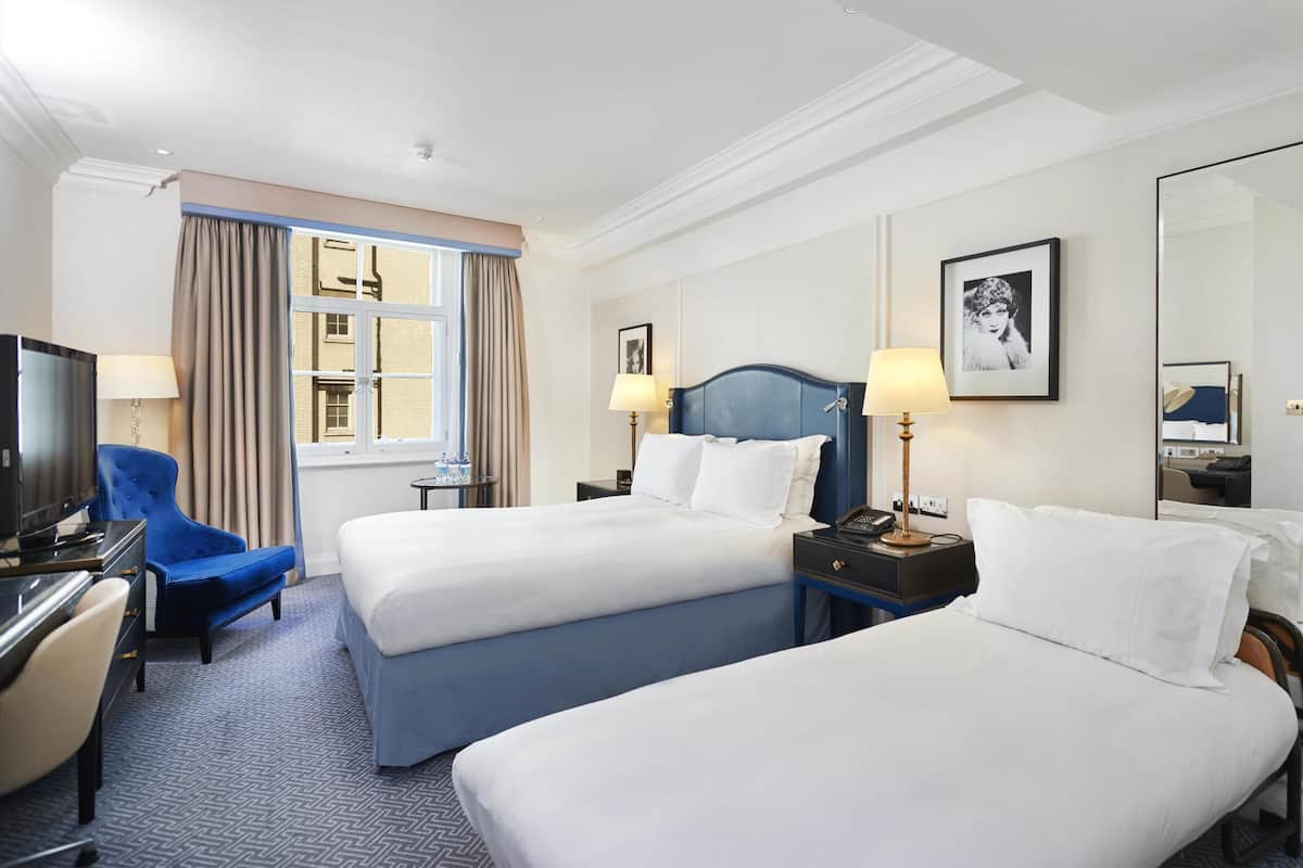 Quarto família (For 2 Adults and 1 Child) | Roupas de cama premium, cofres nos quartos, escrivaninha