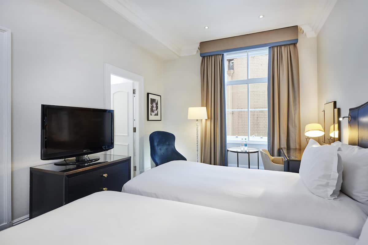 Quarto duplo luxo | Roupas de cama premium, cofres nos quartos, escrivaninha