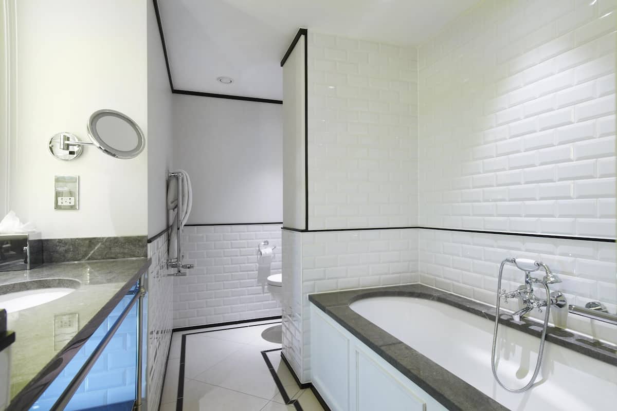 Quarto executivo, 1 cama King (Lounge Access) | Roupas de cama premium, cofres nos quartos, escrivaninha