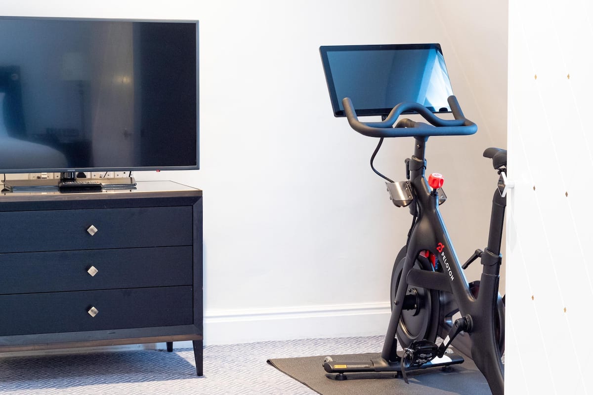 Quarto executivo, 1 cama King (Peloton) | Área de estar | TV de tela plana 32 polegadas com canais a cabo, TV