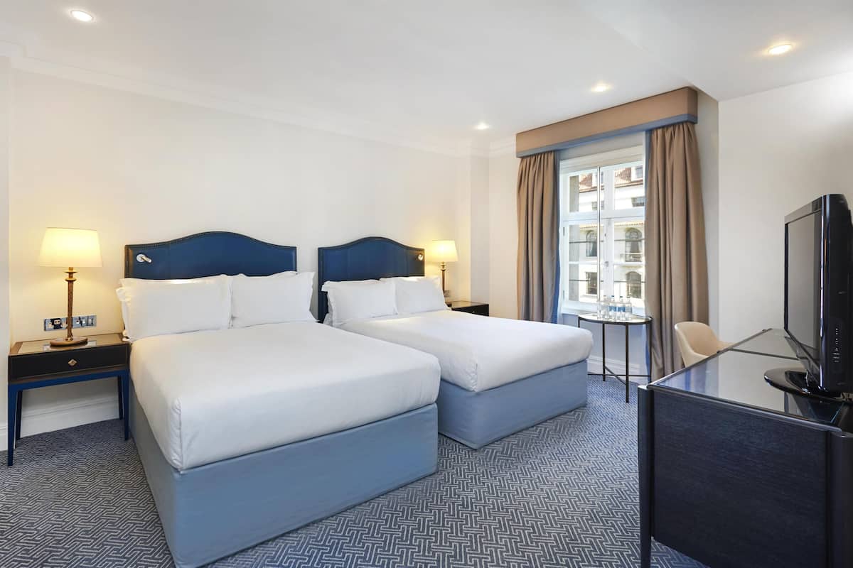 Quarto, 2 camas de casal | Roupas de cama premium, cofres nos quartos, escrivaninha