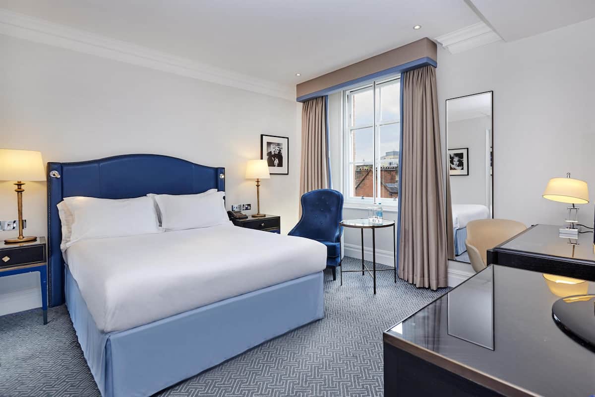 Quarto superior, 1 cama Queen | Roupas de cama premium, cofres nos quartos, escrivaninha