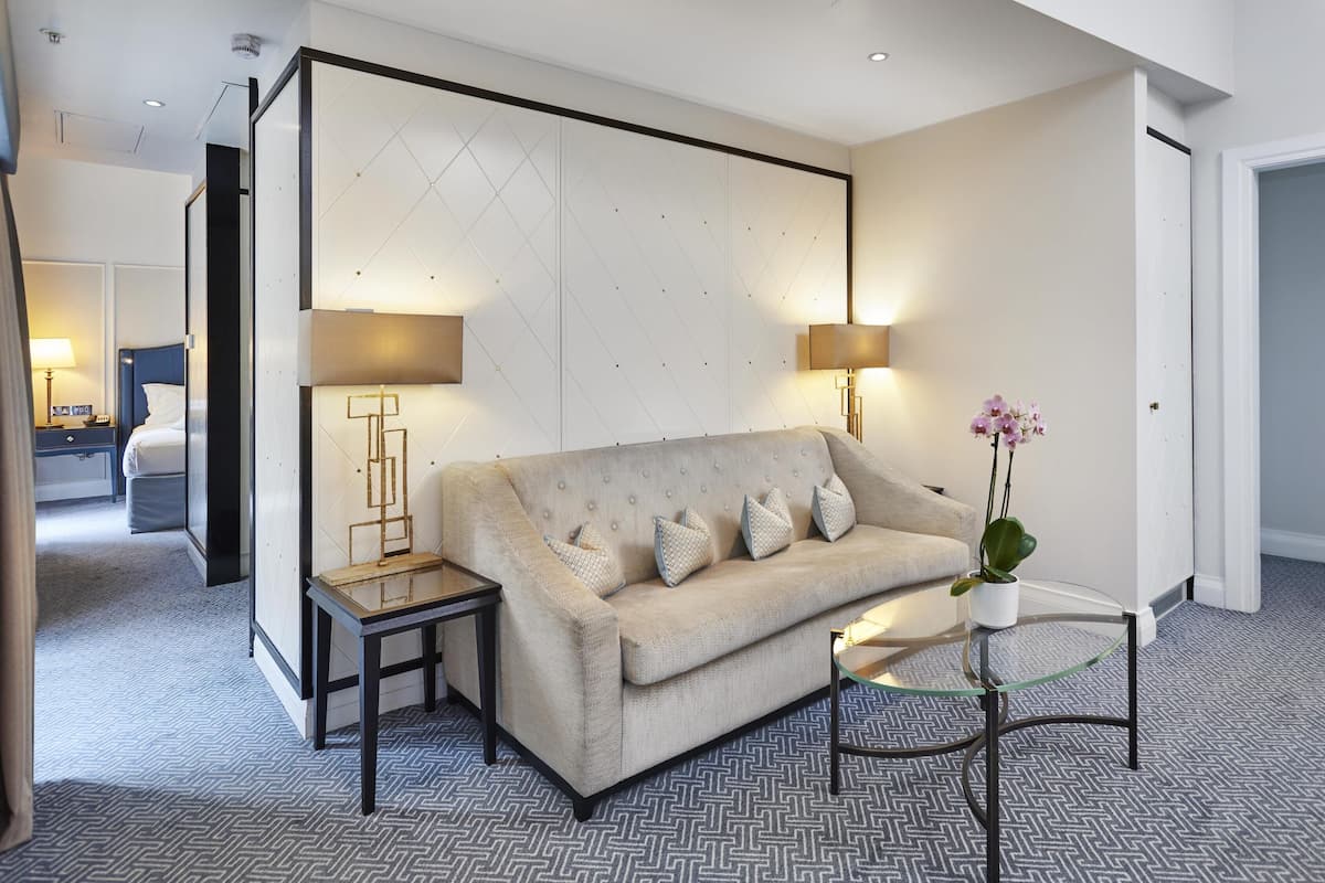 Suíte executiva, 1 cama King (Lounge Access) | Área de estar | TV de tela plana 32 polegadas com canais a cabo, TV