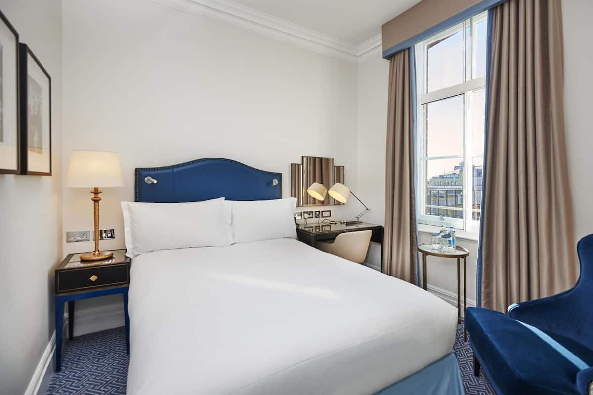 Quarto, 1 cama Queen | Roupas de cama premium, cofres nos quartos, escrivaninha