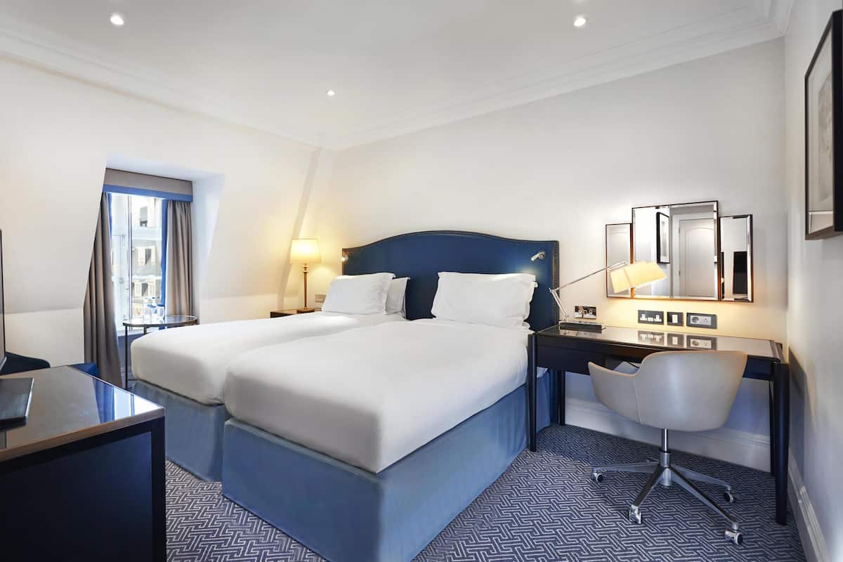 Quarto duplo | Roupas de cama premium, cofres nos quartos, escrivaninha