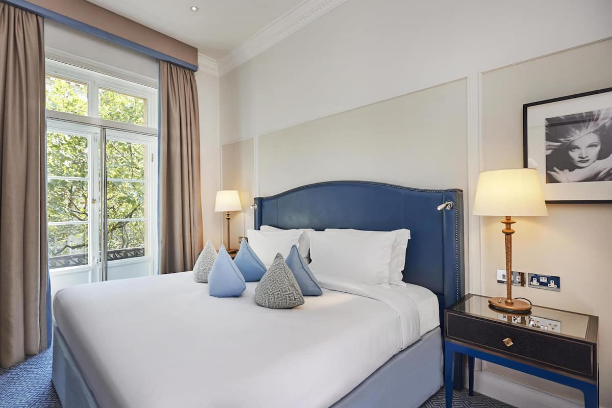 Roupas de cama premium, cofres nos quartos, escrivaninha