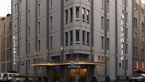 Um grande hotel com vários andares e uma placa chamativa com a palavra 'Atlantic' no topo.