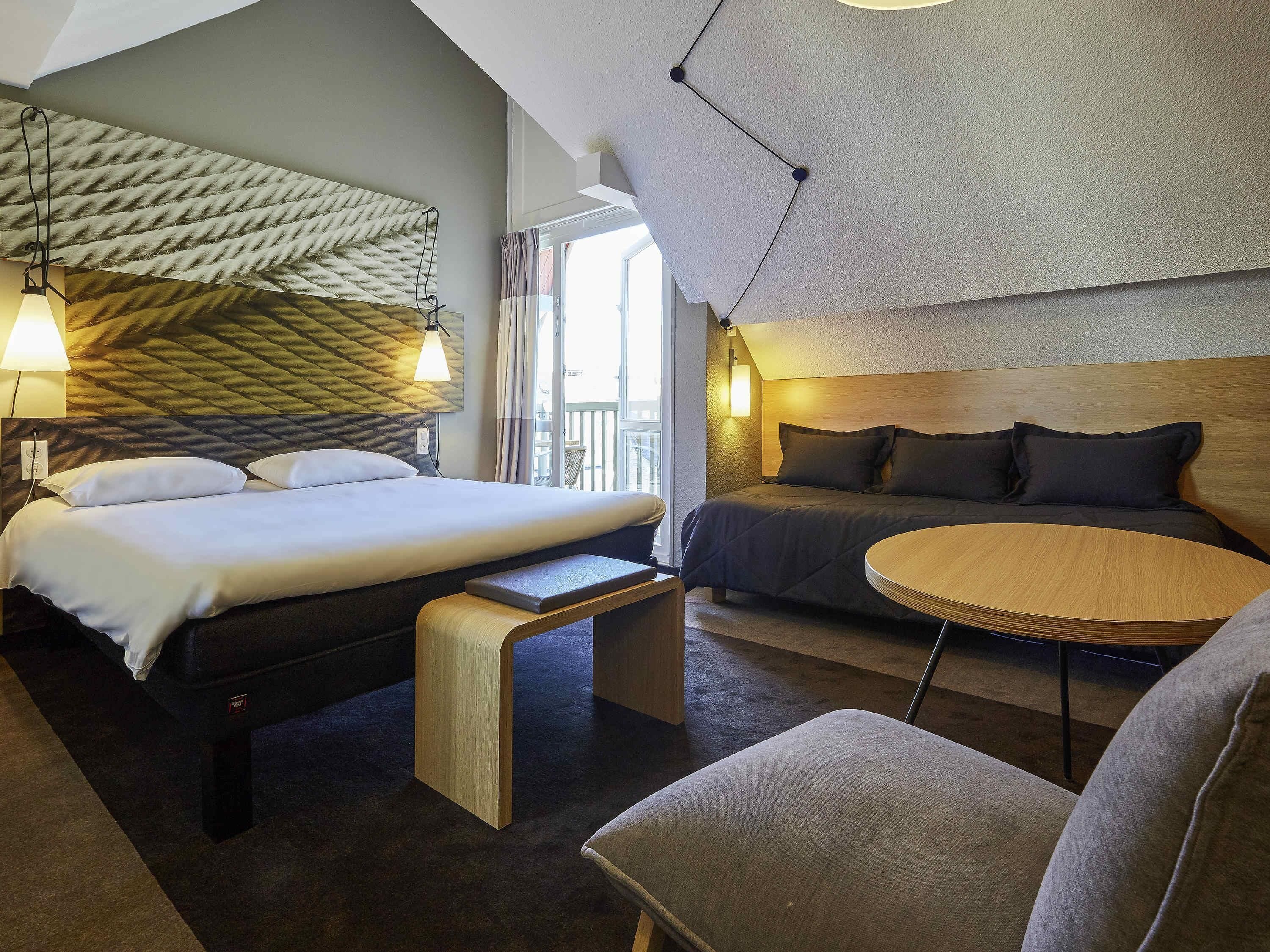 Quarto casal premium, 1 cama de casal e sofá-cama, sacada | Cofres nos quartos, escrivaninha, cortinas blackout