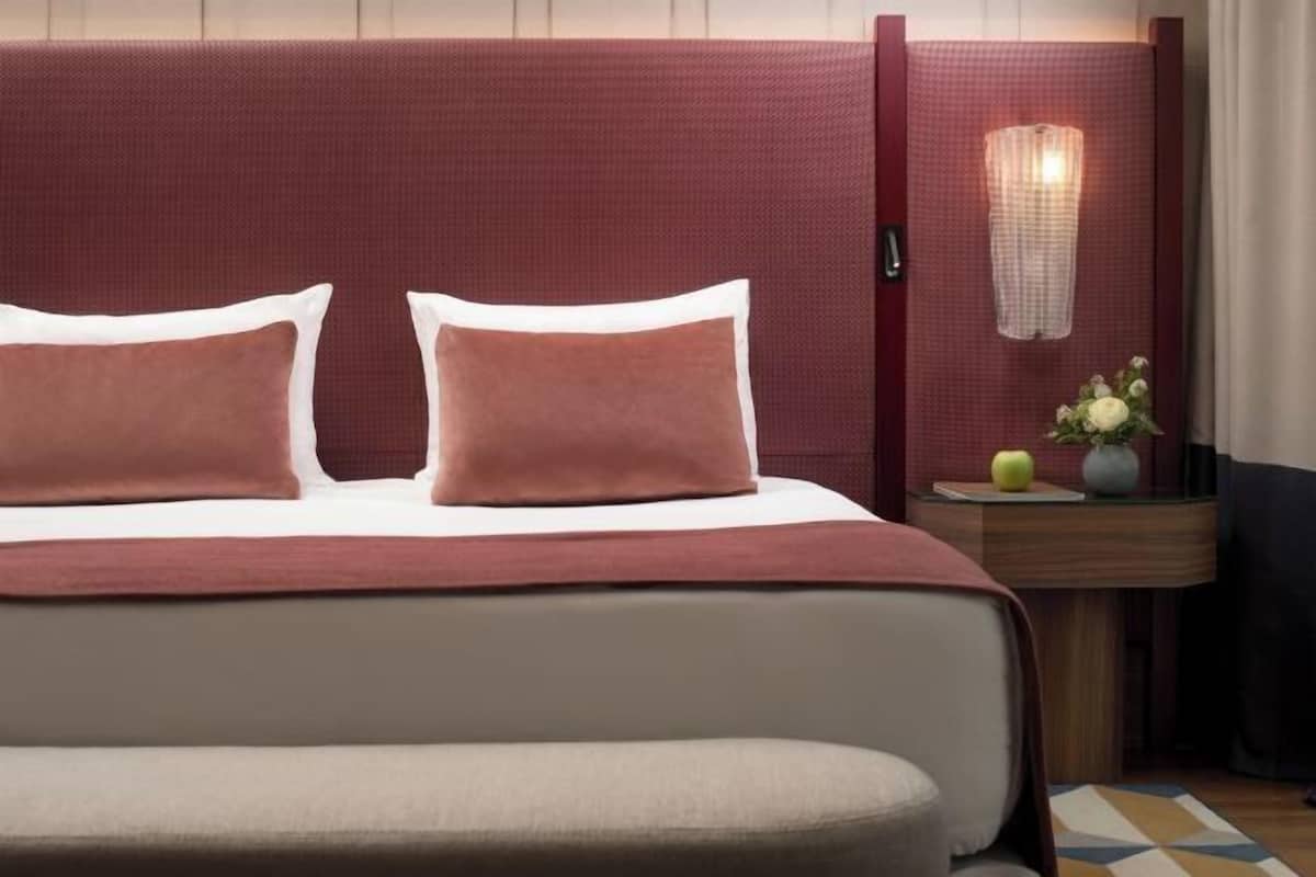 Roupa de alta qualidade, edredões de penas, minibar, cofre no quarto