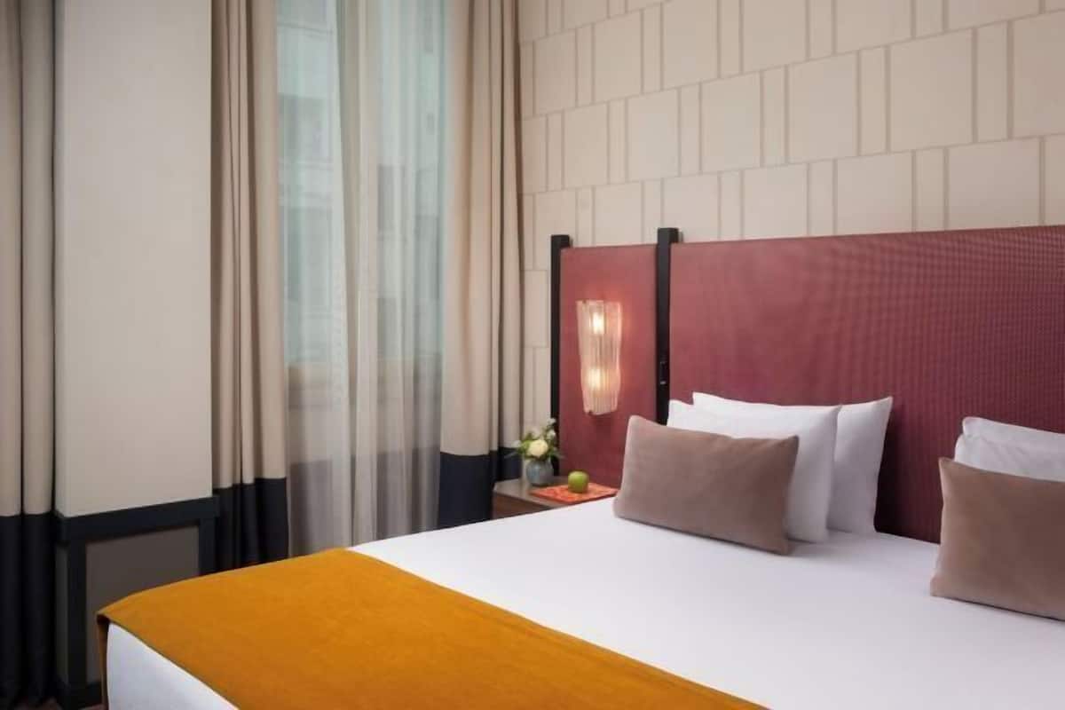 Roupa de alta qualidade, edredões de penas, minibar, cofre no quarto