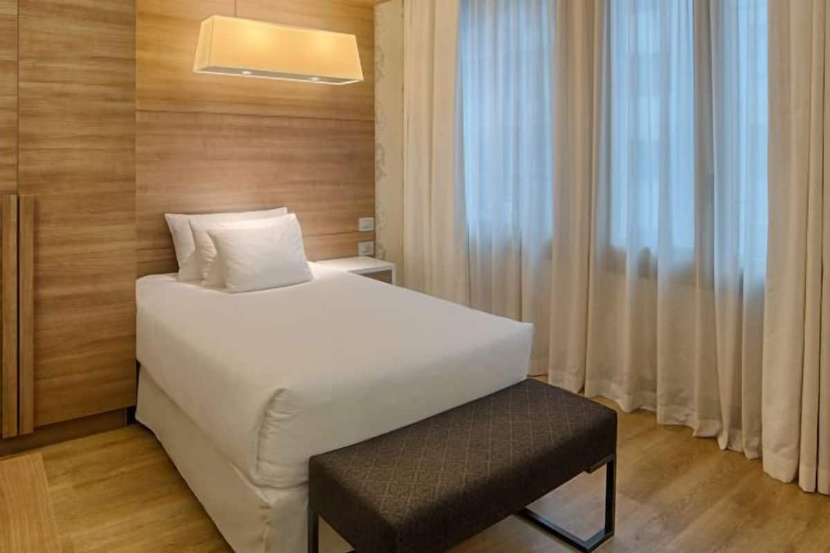 Roupa de alta qualidade, edredões de penas, minibar, cofre no quarto