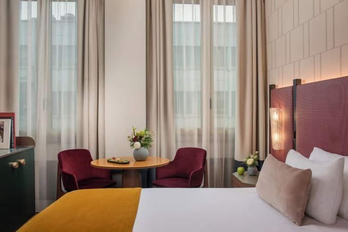 Roupa de alta qualidade, edredões de penas, minibar, cofre no quarto