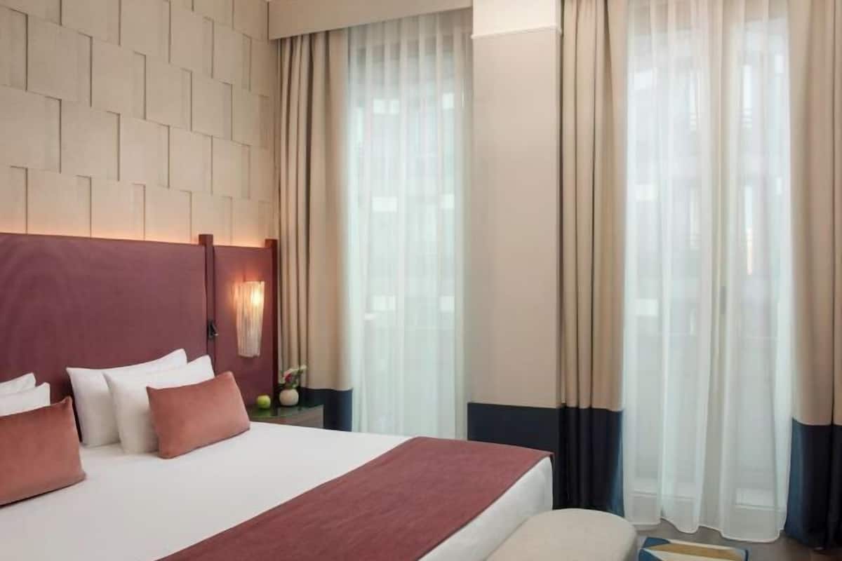 Roupa de alta qualidade, edredões de penas, minibar, cofre no quarto