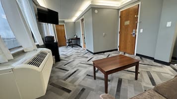 Suíte, 1 cama King, para não fumantes, geladeira e micro-ondas (Walk-in Shower) | Roupas de cama de algodão egípcio, roupas de cama premium, escrivaninha