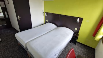 Quarto Standard, 2 camas individuais | Roupa de alta qualidade, minibar, cofre no quarto, secretária