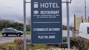 Placa de um hotel e restaurante chamado 'Kyriad' com a informação de que só está aberto aos fins de semana.