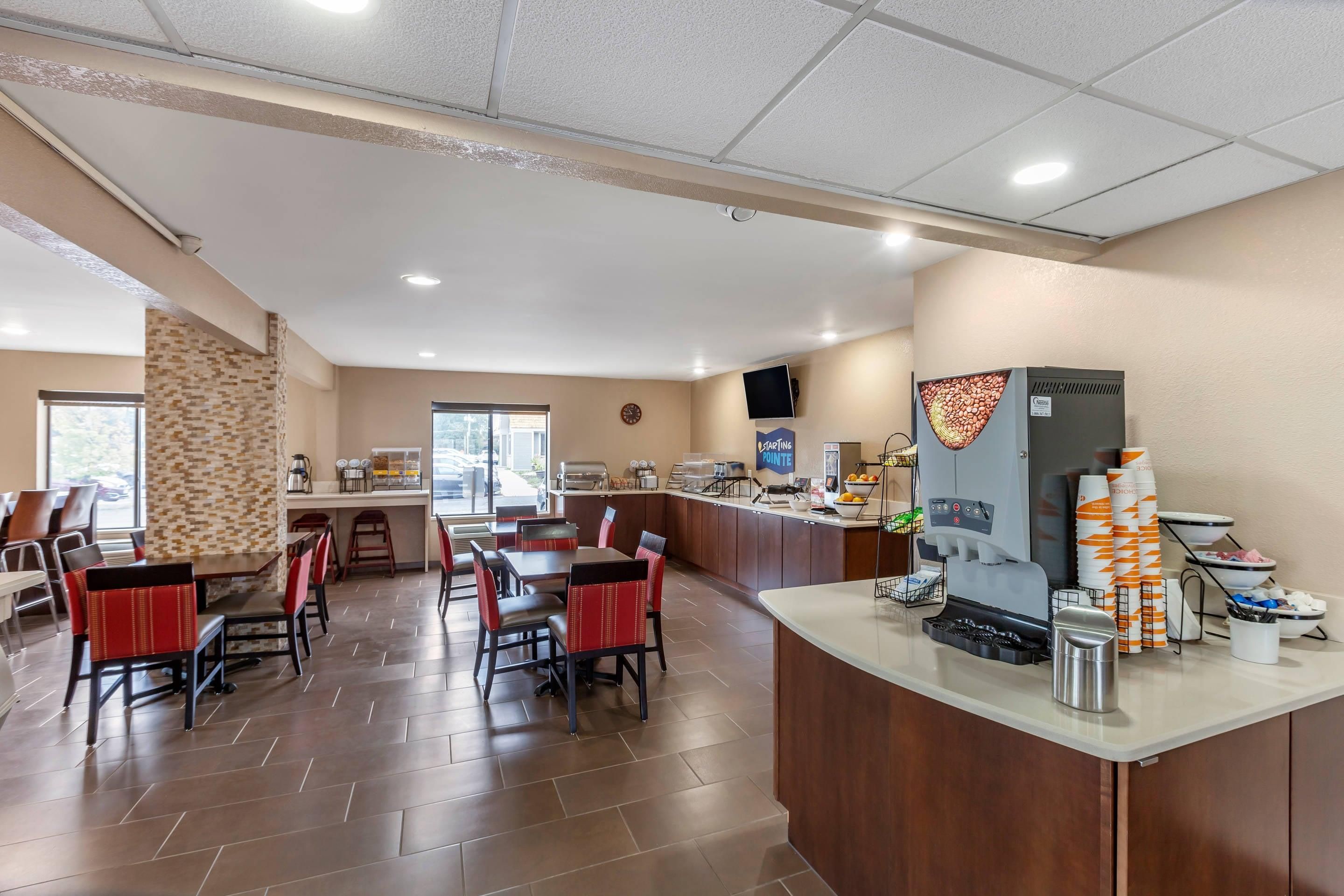 Restaurante com balcão, área de estar e máquina de café.