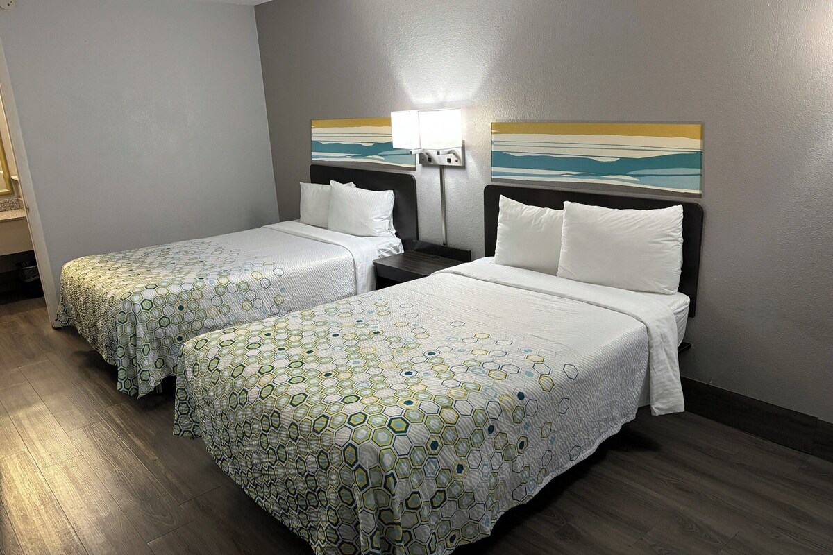 Roupas de cama premium, escrivaninha, espaço de trabalho para notebook