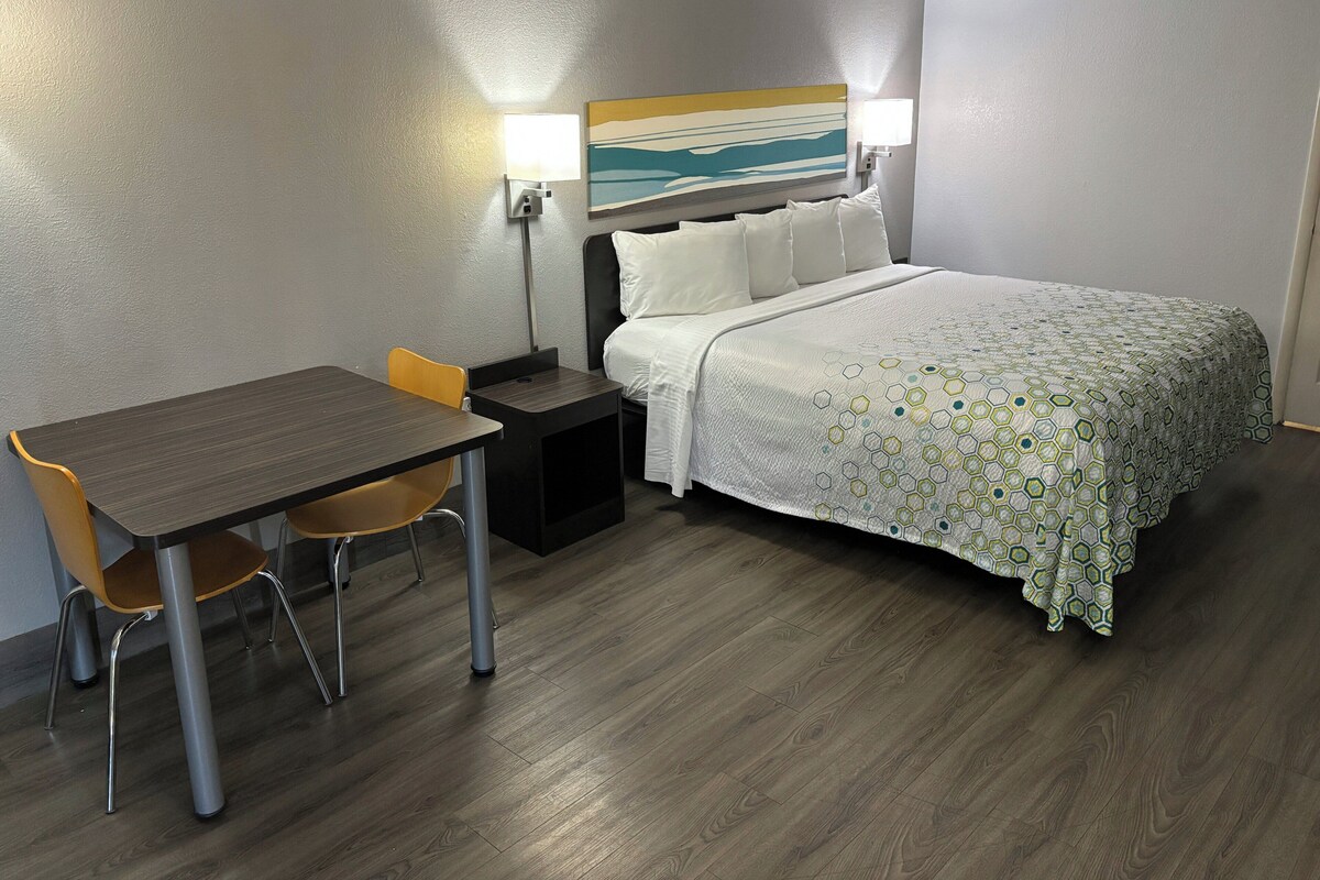Roupas de cama premium, escrivaninha, espaço de trabalho para notebook