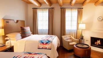 Quarto Superior, 2 camas de casal | 1 quarto, roupa de alta qualidade, edredões de penas, minibar