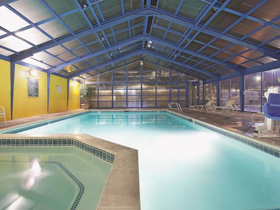 Piscina interior, da(s) 9:00 à(s) 23:00, espreguiçadeiras