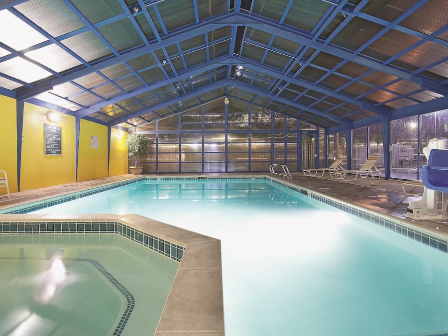Piscina interior, da(s) 9:00 à(s) 23:00, espreguiçadeiras