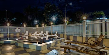 Piscina exterior, da(s) 10:00 à(s) 18:00, guarda-sóis, espreguiçadeiras 