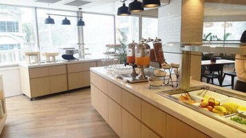 Pequeno-almoço tipo buffet diário mediante uma taxa 