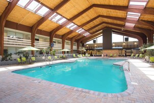 Piscina interior, piscina exterior sazonal 