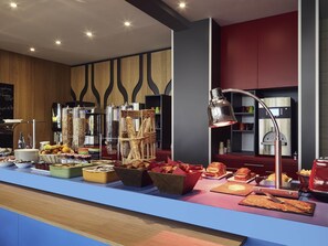 Pequeno-almoço tipo buffet diário (13.5 EUR por pessoa)