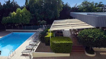 Piscina exterior, espreguiçadeiras