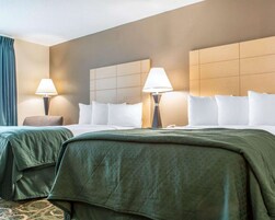 Quarto Standard, 2 camas de casal, não fumadores | Com decoração personalizada, com mobília individualizada, secretária 