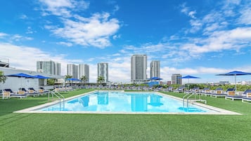 Piscina exterior, da(s) 8:00 à(s) 19:00, espreguiçadeiras