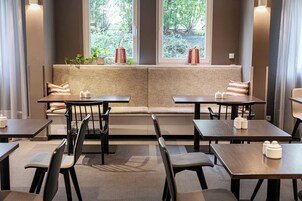 Pequeno-almoço tipo buffet diário (21 EUR por pessoa) 