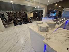 Café da manhã completo todos os dias mediante uma taxa