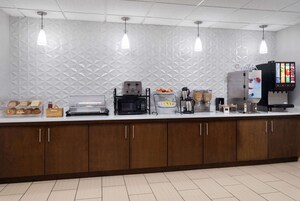 Café da manhã com buffet grátis todos os dias