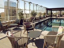 Este bar no terraço do hotel, com vista para a piscina