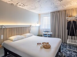Quarto Duplo Standard, 1 cama de casal | Roupa hipoalergénica, secretária, cortinas/cortinados opacos 