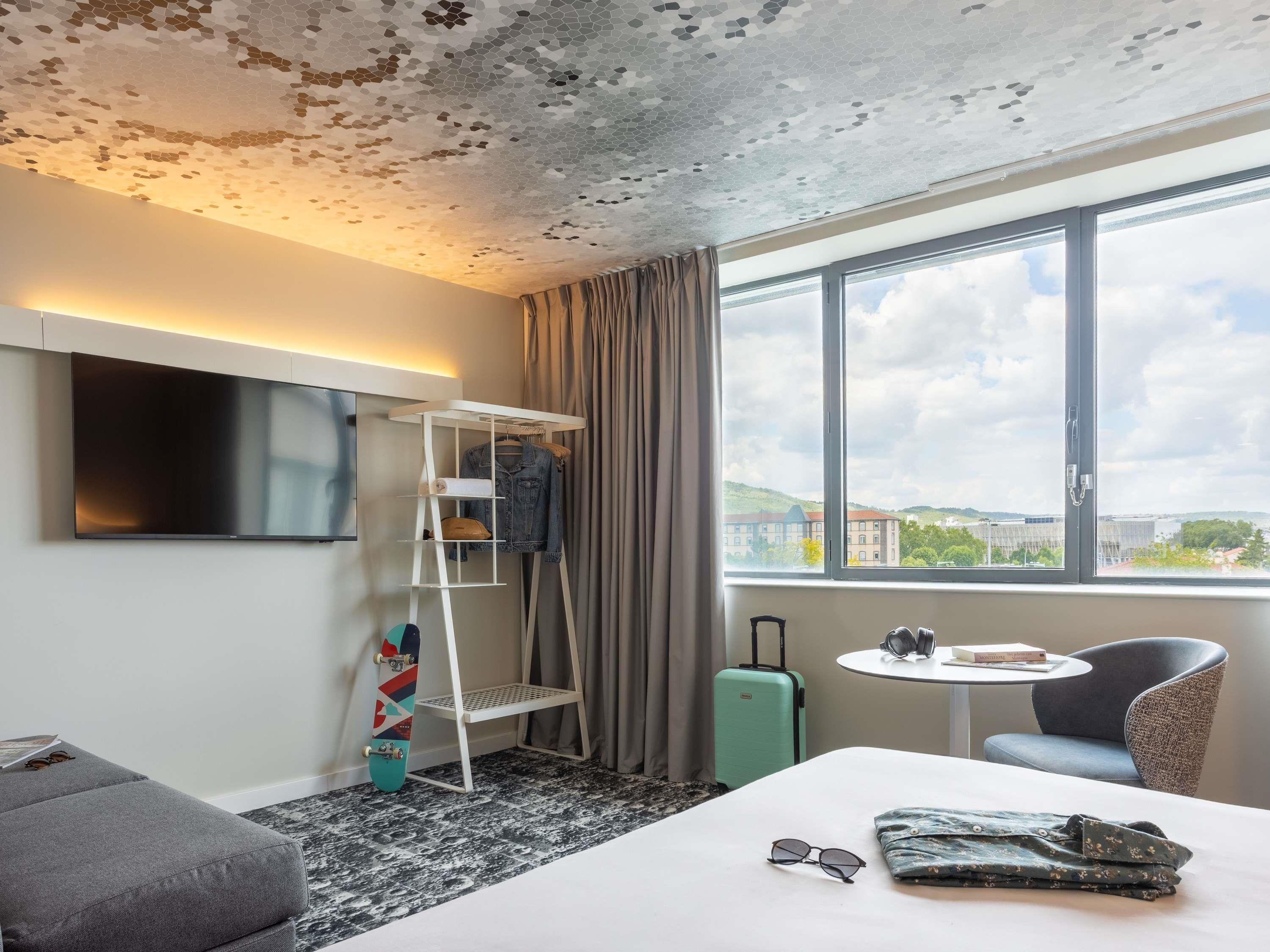 Quarto família | Roupas de cama antialérgicas, escrivaninha, cortinas blackout