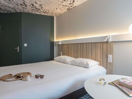 Quarto Duplo Standard, 1 cama de casal | Roupa hipoalergénica, secretária, cortinas/cortinados opacos 