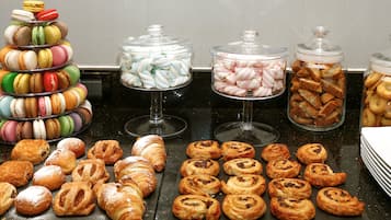 Buffet com macarons, biscoitos e doces.